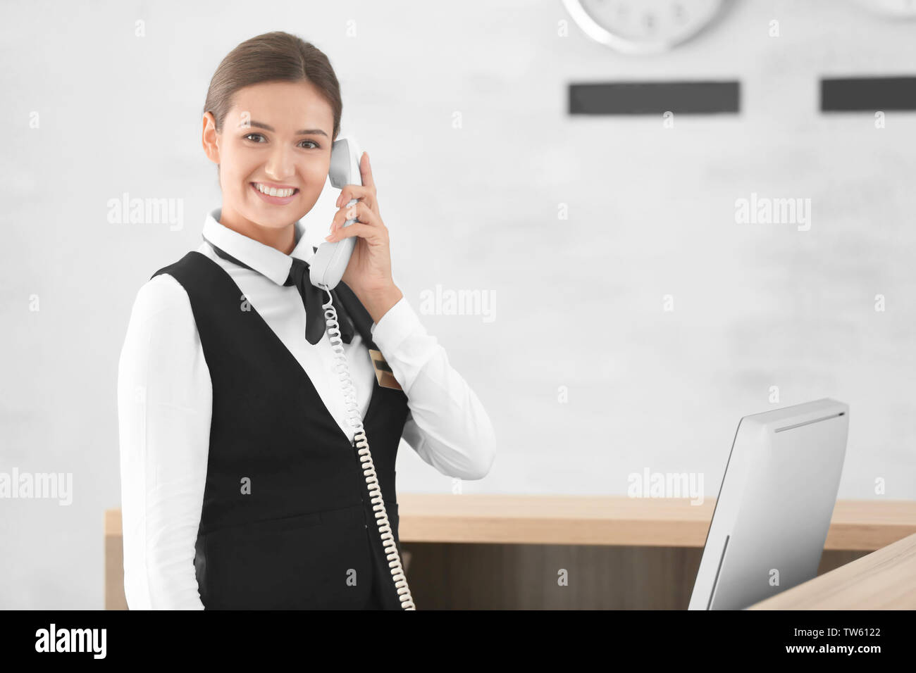 Hotel staff on the phone hi-res stock photography and images - Alamy