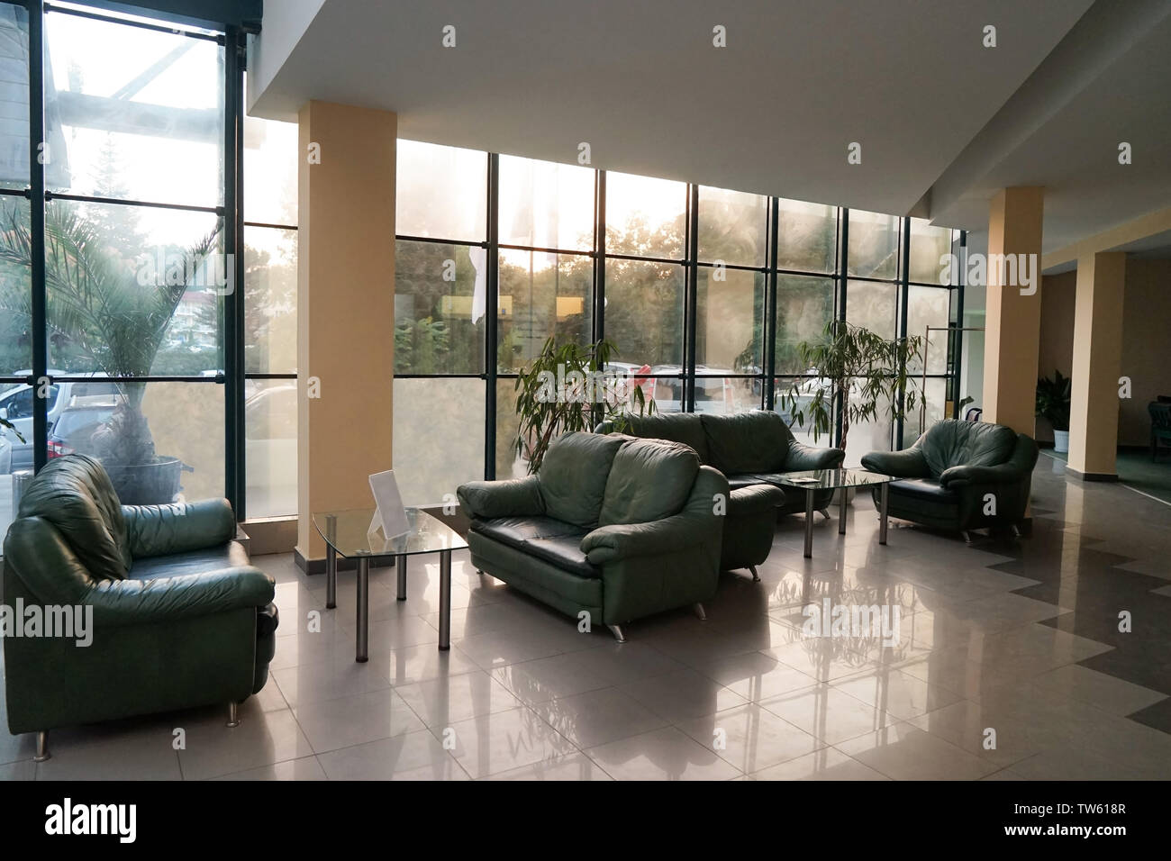 Cozy hotel lobby hi-res stock photography and images - Alamy