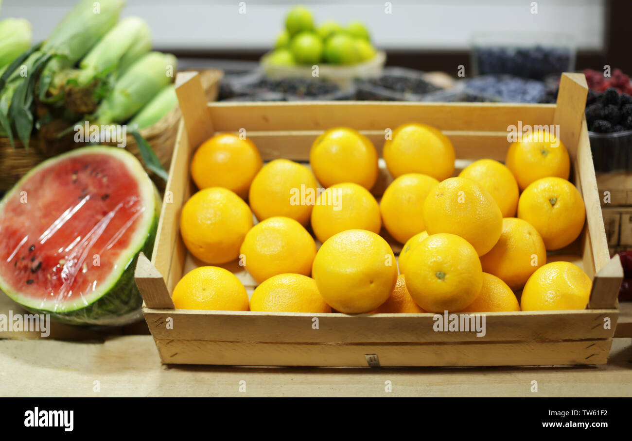 Wooden crate with fresh citrus fruit at market Stock Photo - Alamy
