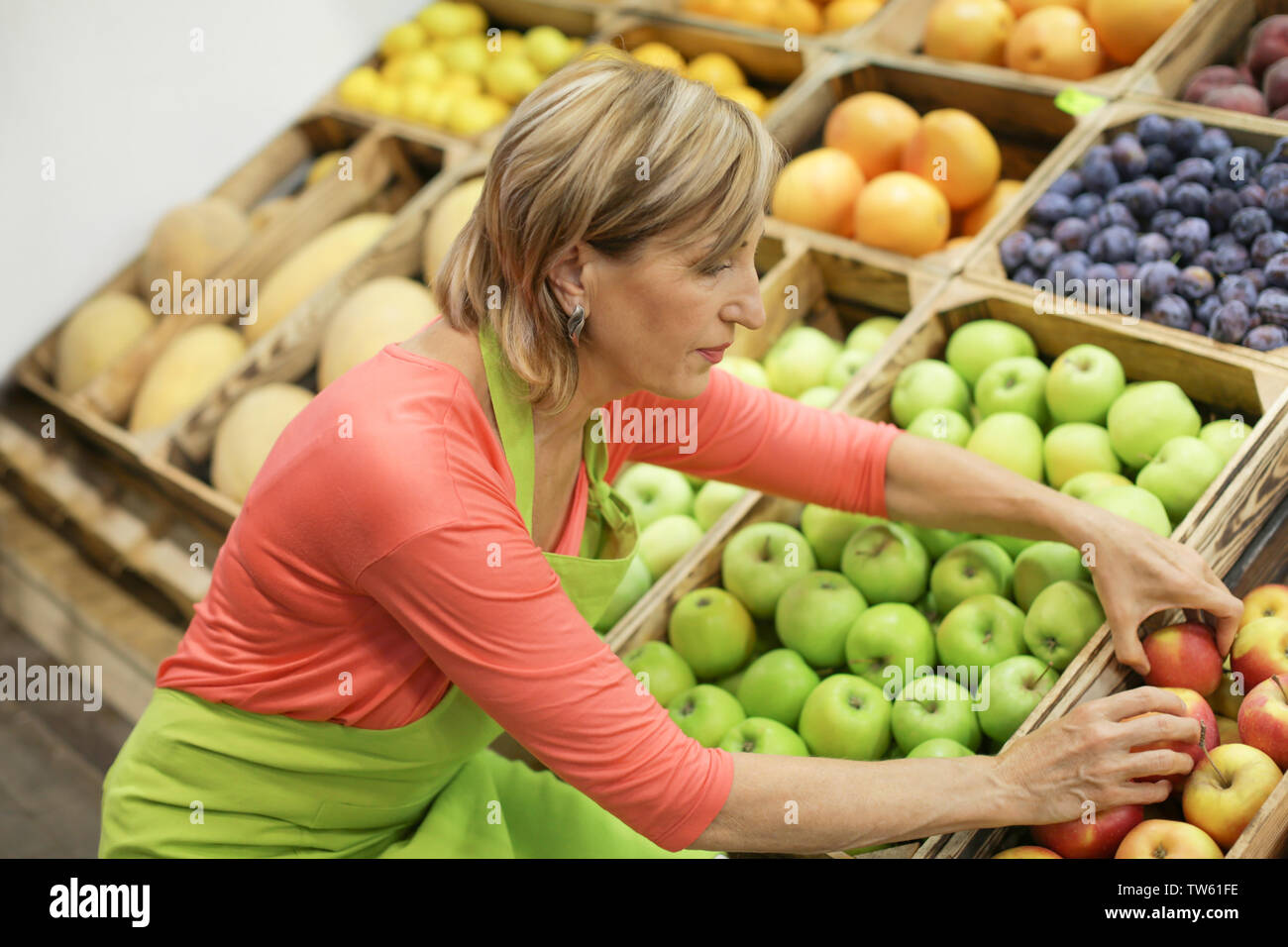 Mature woman working supermarket hi-res stock photography and images ...