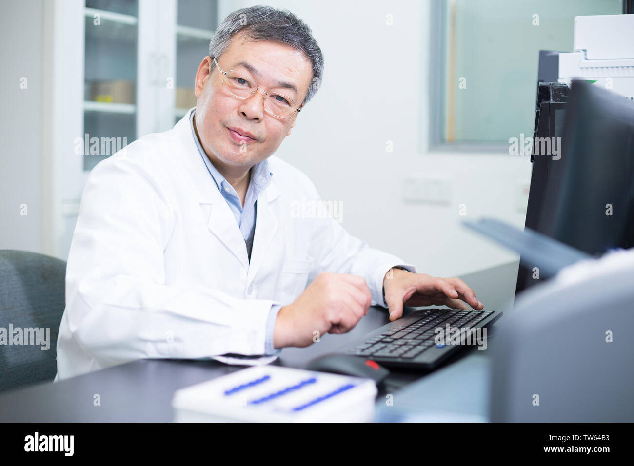 Old man in lab hi-res stock photography and images - Alamy