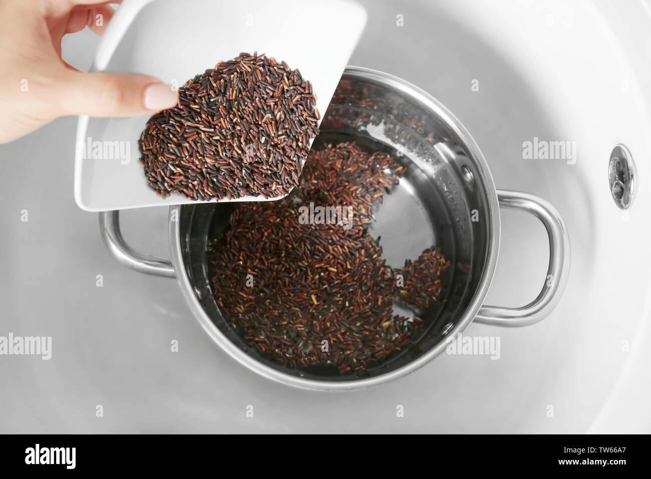 Hand pouring rice hi-res stock photography and images - Alamy