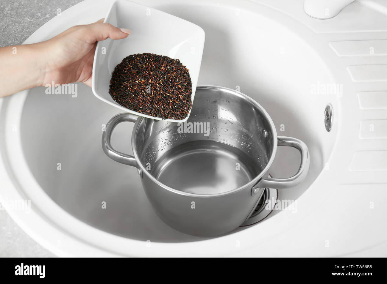 Hand pouring rice hi-res stock photography and images - Alamy