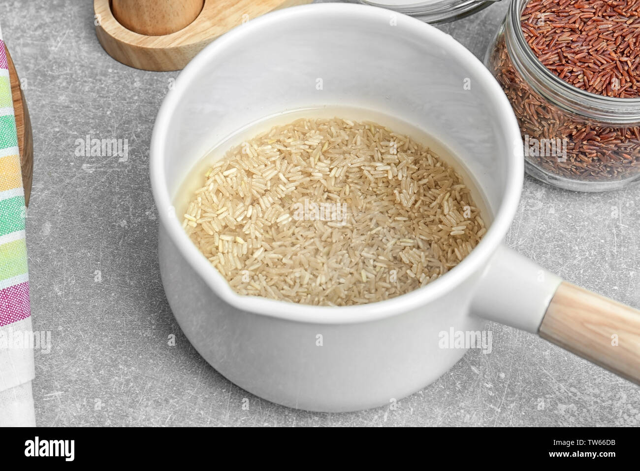 Washing saucepan hi-res stock photography and images - Alamy