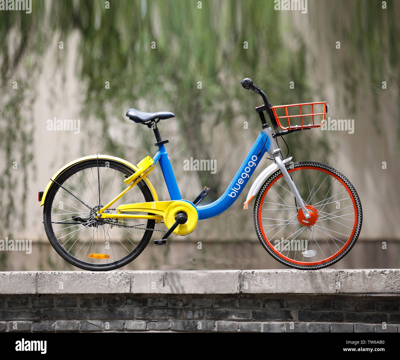Ofo yellow bikes hi-res stock photography and images - Alamy