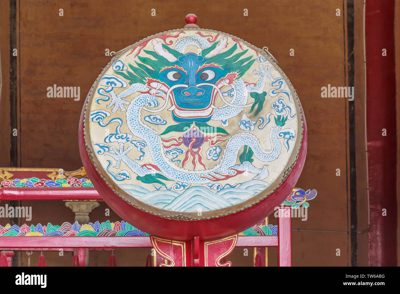 The dragon pattern painted drums in the Dacheng Hall of the Confucius ...