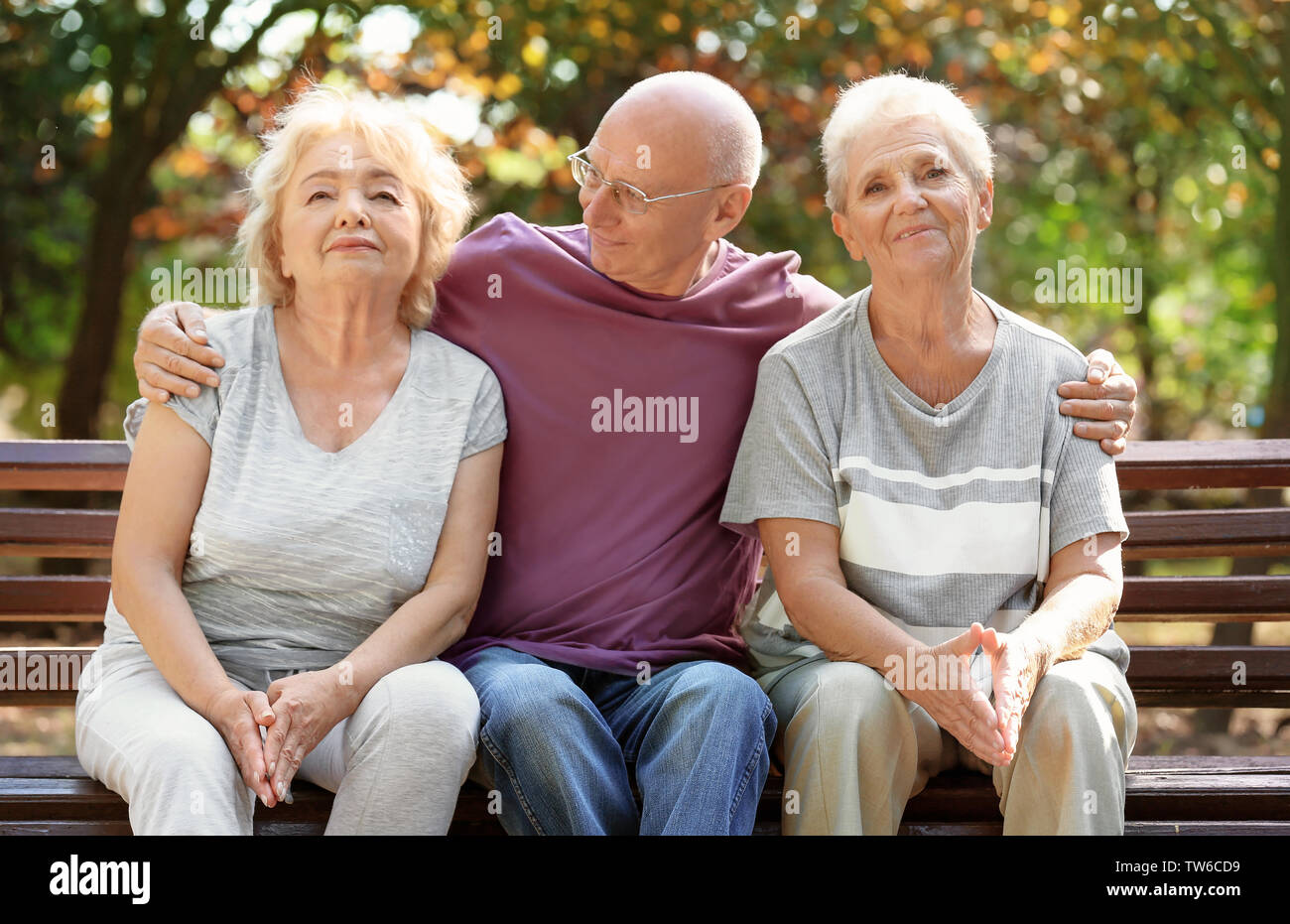 Elderly people sitting on bench hi-res stock photography and images - Alamy