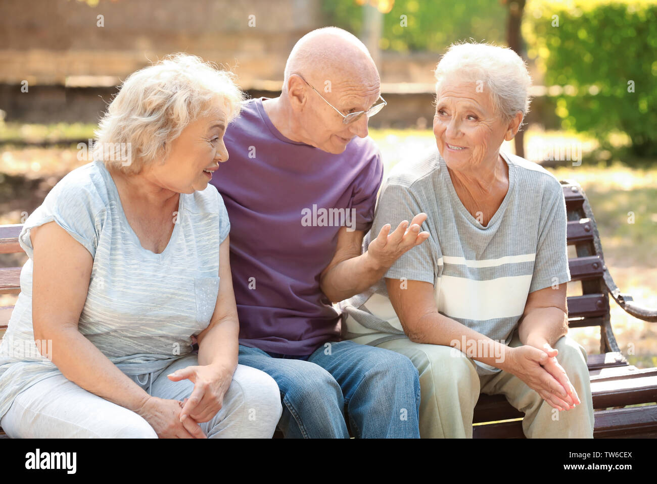 Elderly people sitting on bench hi-res stock photography and images - Alamy