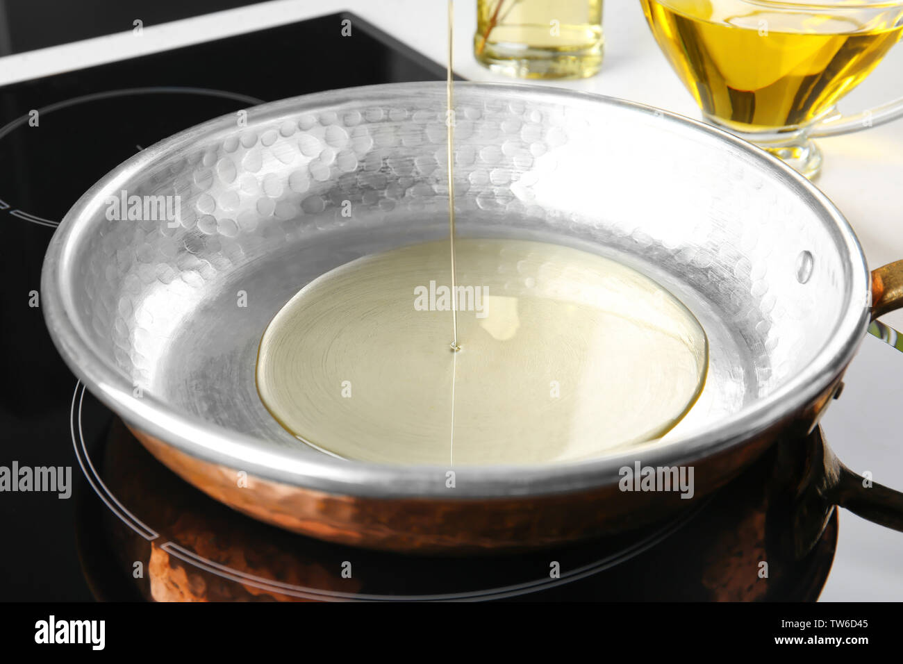 Pouring olive oil cooker hi-res stock photography and images - Alamy