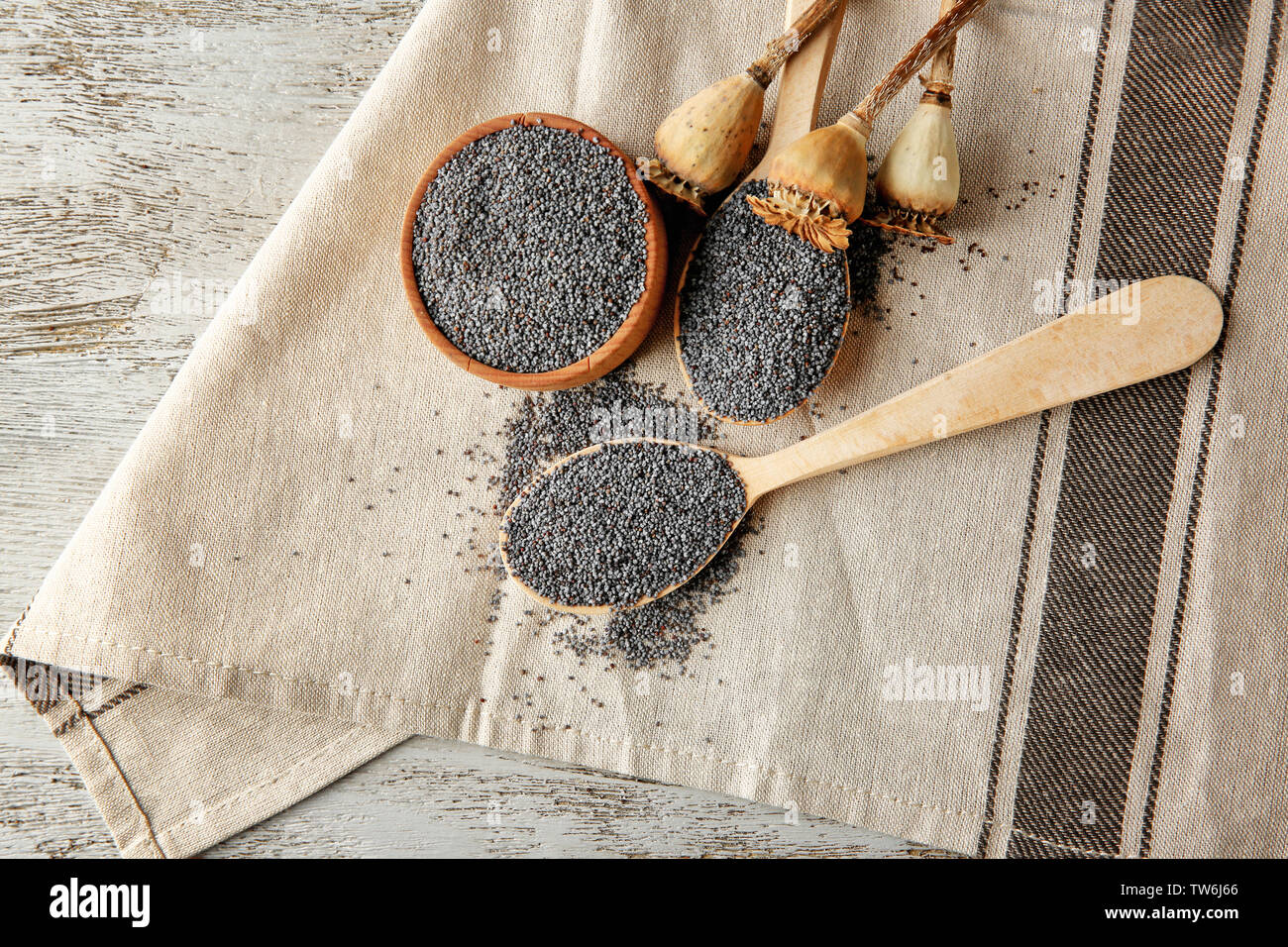 Dry poppy pods with seeds hi-res stock photography and images - Alamy