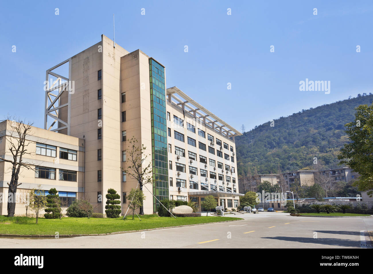 Office building and parking lot hi-res stock photography and images - Alamy