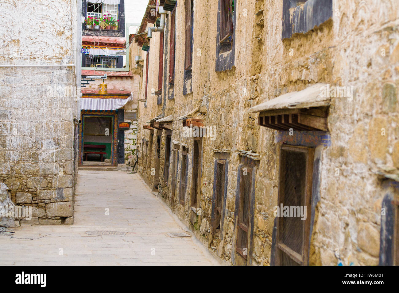 An alley on Baghor Street in Lhasa Stock Photo - Alamy