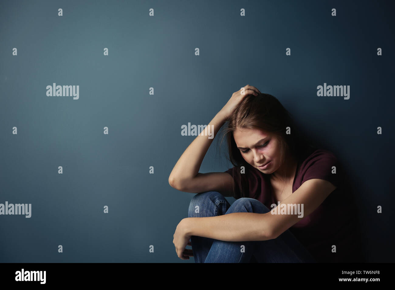 Battered woman female injured hi-res stock photography and images - Alamy