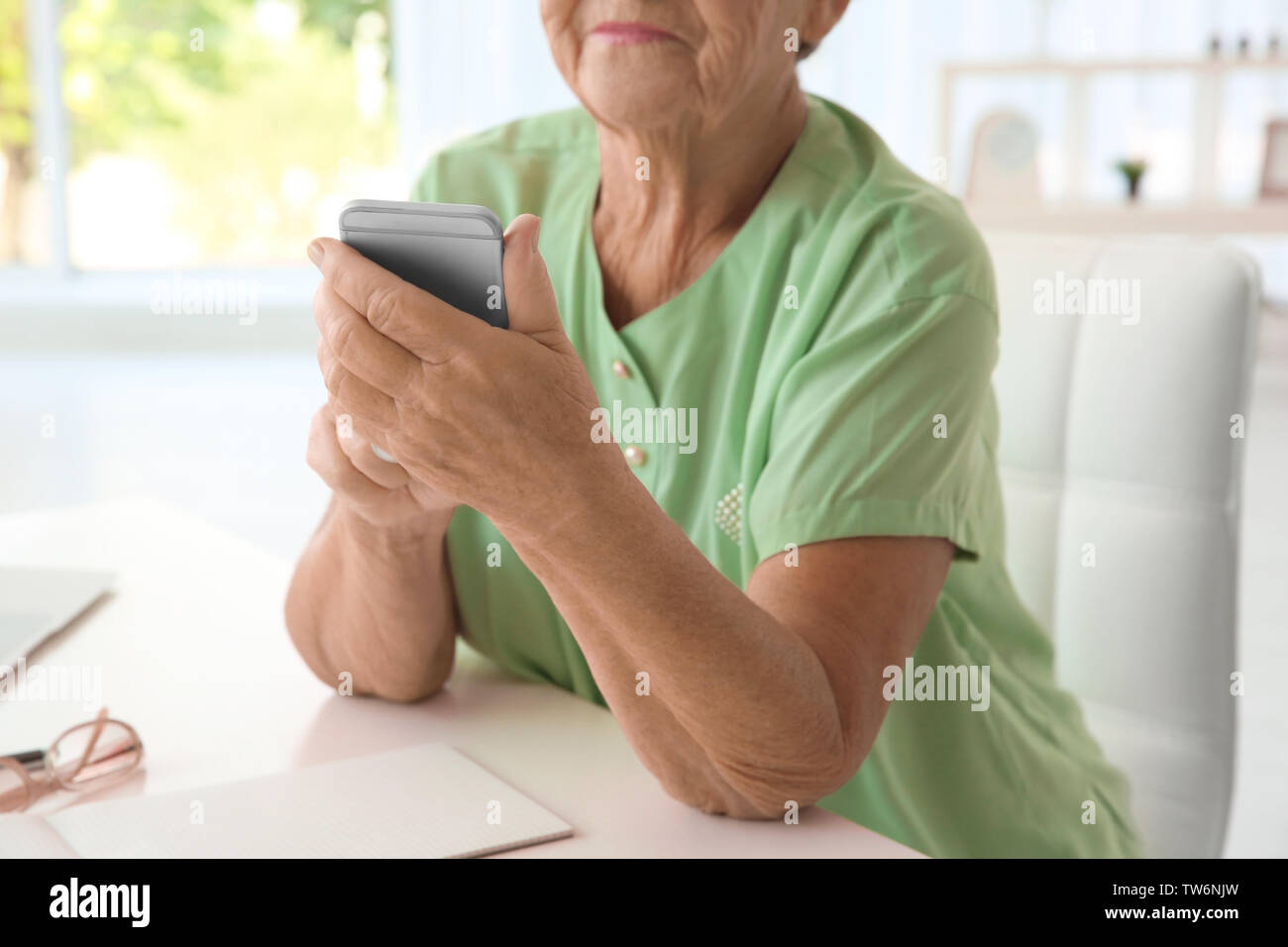 Elderly gadget hands woman phone hi-res stock photography and images ...