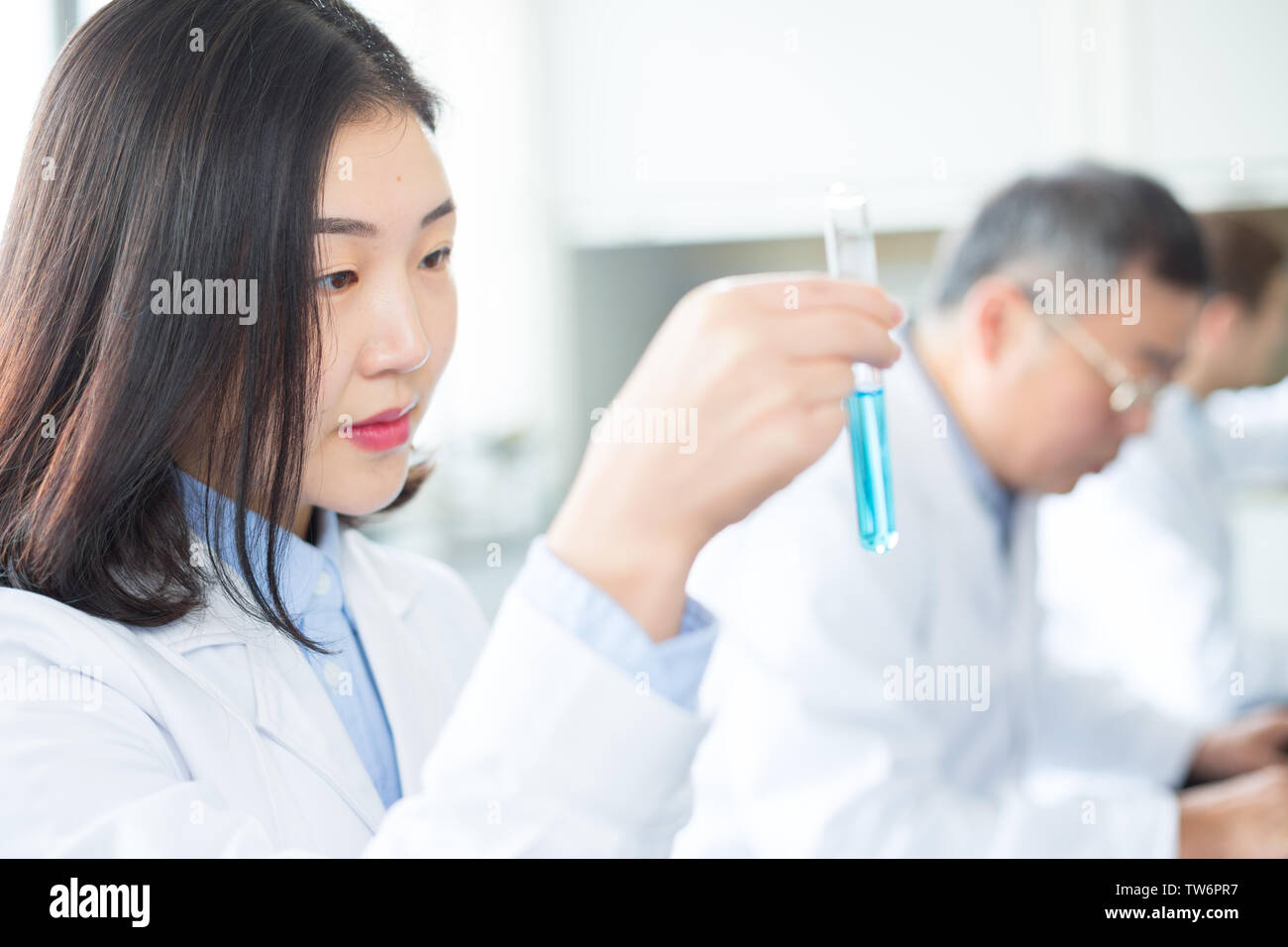 people doing chemical experiment in modern lab Stock Photo - Alamy