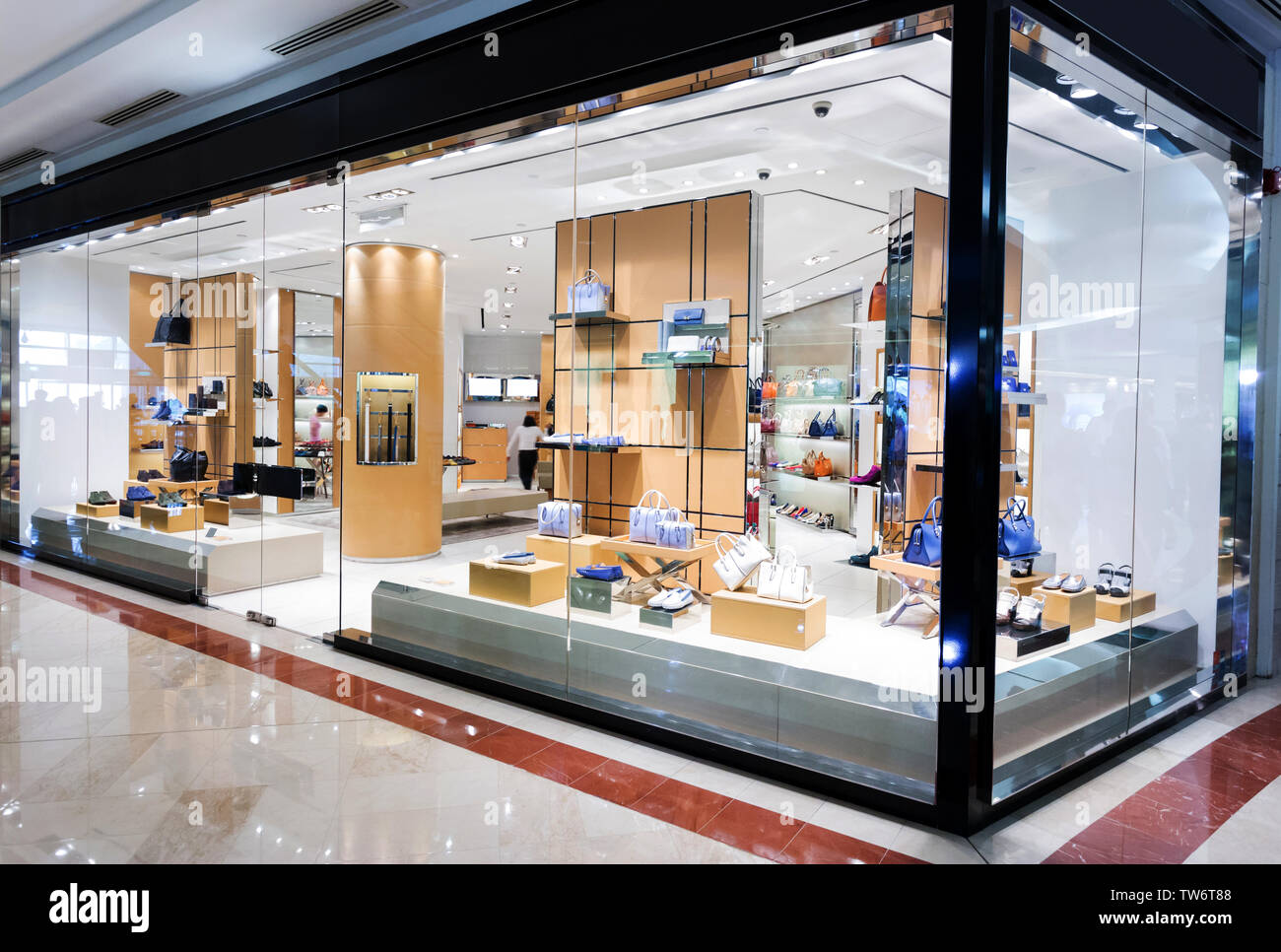 handbag retail fasion store and showcase Stock Photo - Alamy