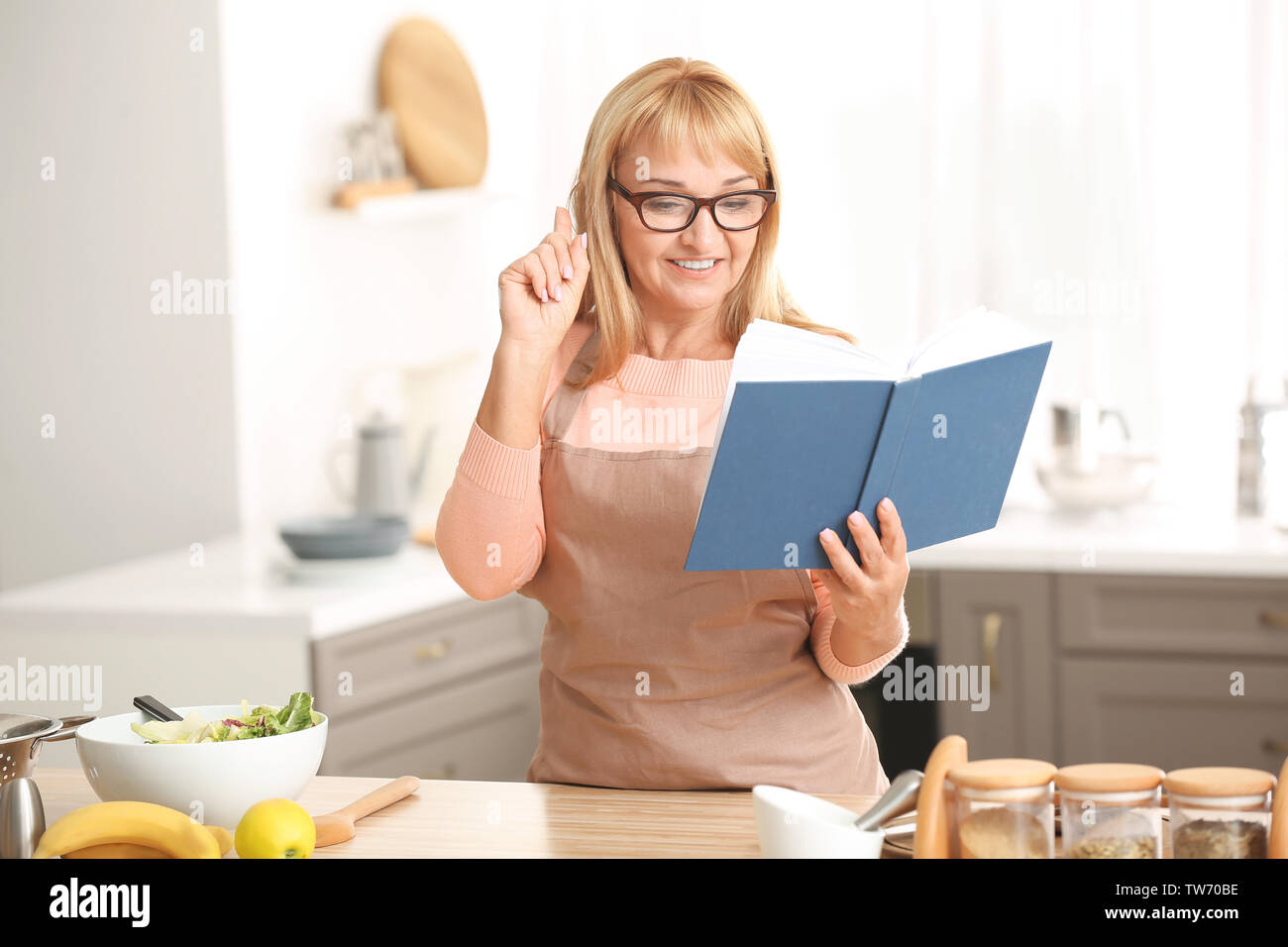 Mature woman cook book hi-res stock photography and images - Alamy