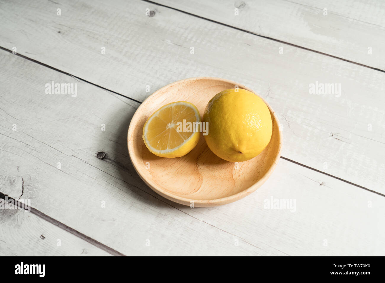 Lemon with wood pattern background Stock Photo - Alamy