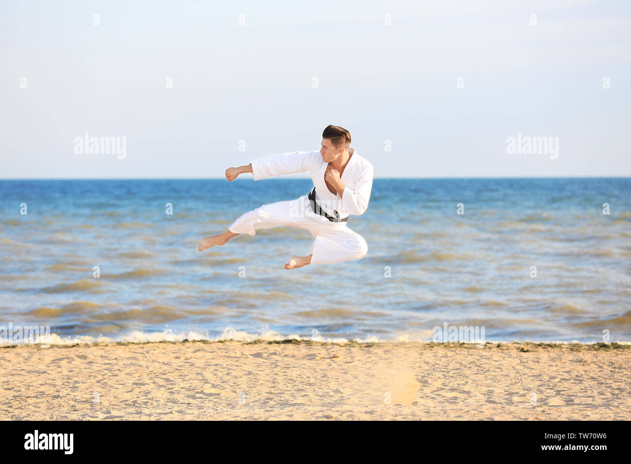 Karate man gi hi-res stock photography and images - Alamy