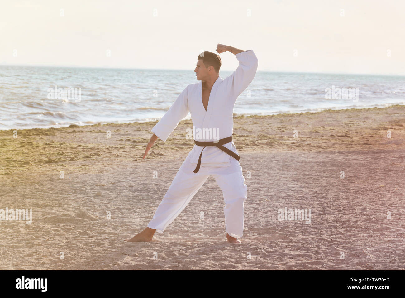 Karate man gi hi-res stock photography and images - Alamy