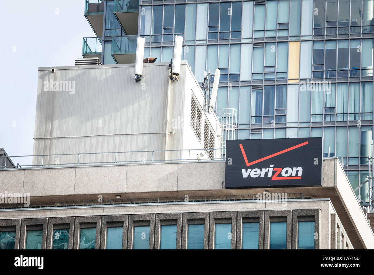Verizon logo hi-res stock photography and images - Alamy