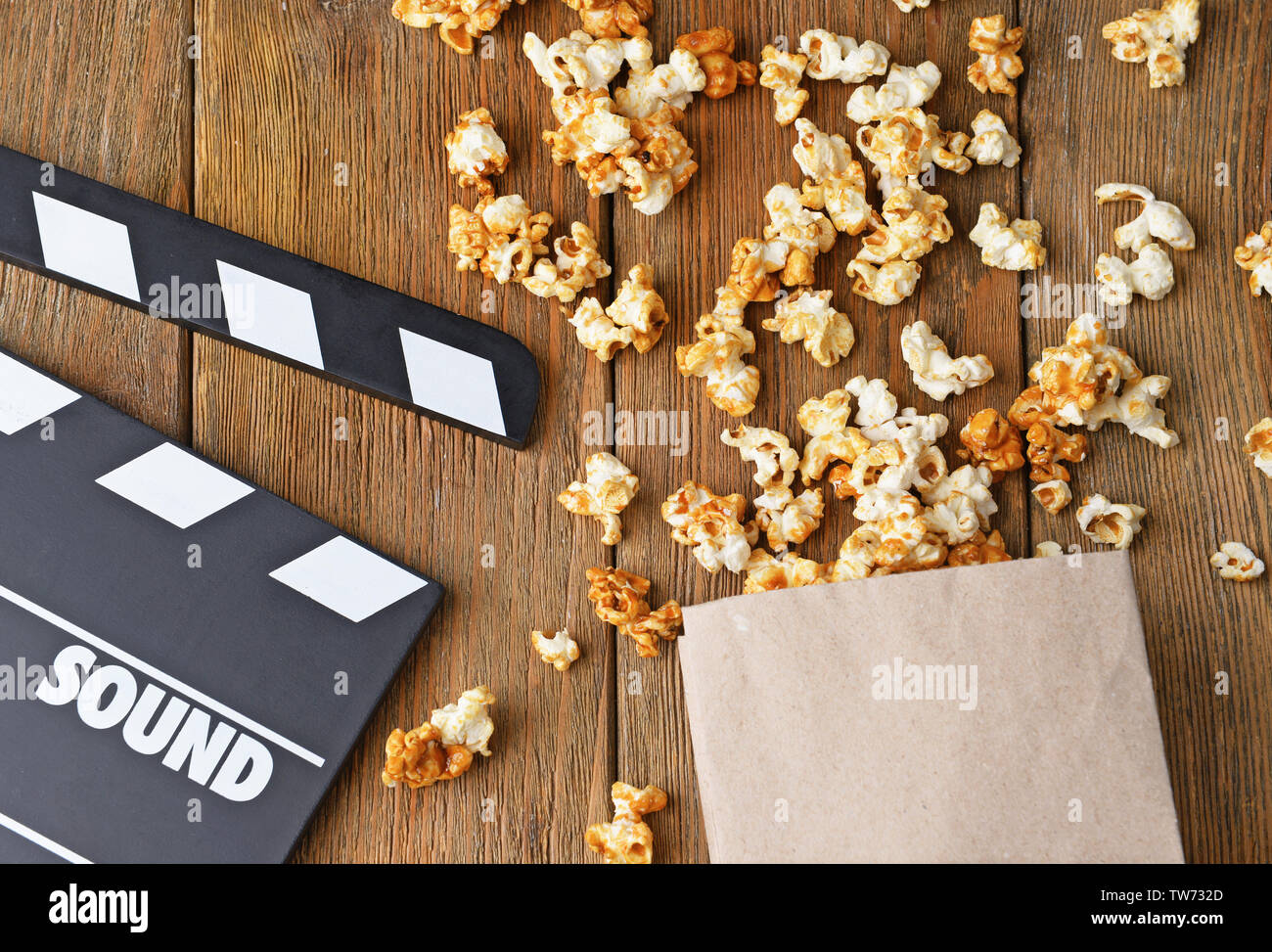 Caramel popcorn and wooden clapper Stock Photo - Alamy