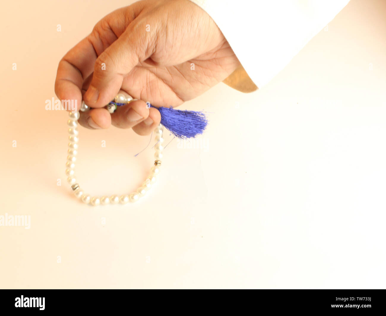 Arab Man wearing kandura Hand gesture series Stock Photo - Alamy