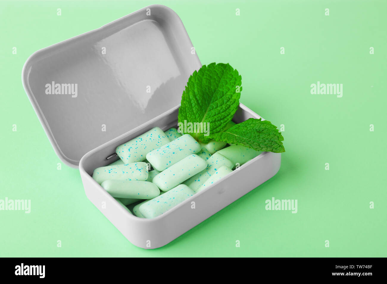 Open box with mint chewing gum on color background Stock Photo - Alamy