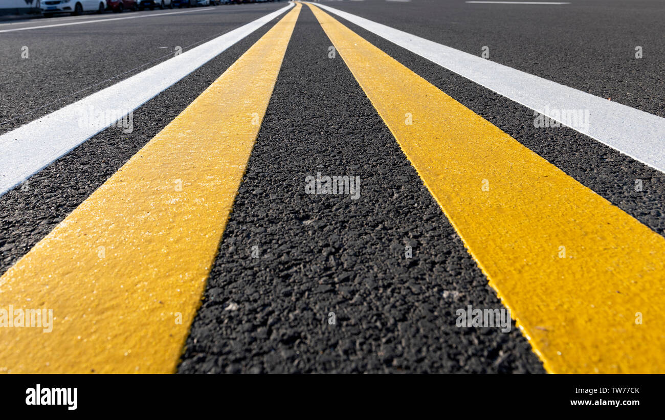 Double yellow line and road hi-res stock photography and images - Alamy