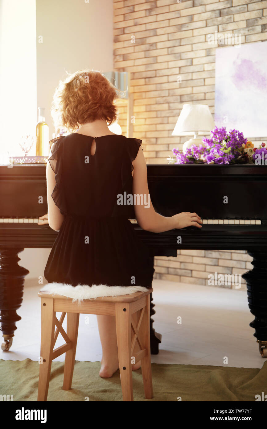 Piano woman back hi-res stock photography and images - Alamy
