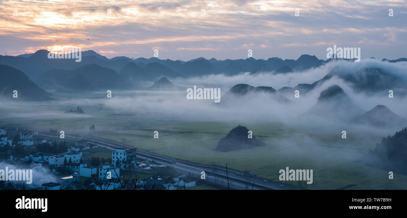 Golden chicken peak hi-res stock photography and images - Alamy