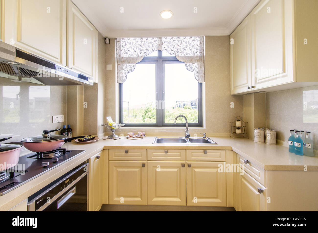 Kitchen interior decoration, interior design, as a delicious kitchen to ...