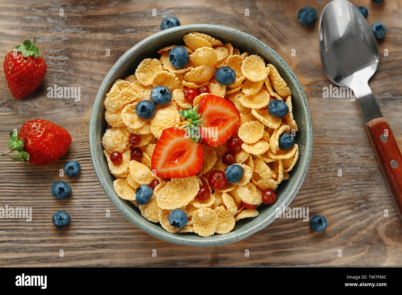 Dish with cornflakes and berries on table Stock Photo - Alamy