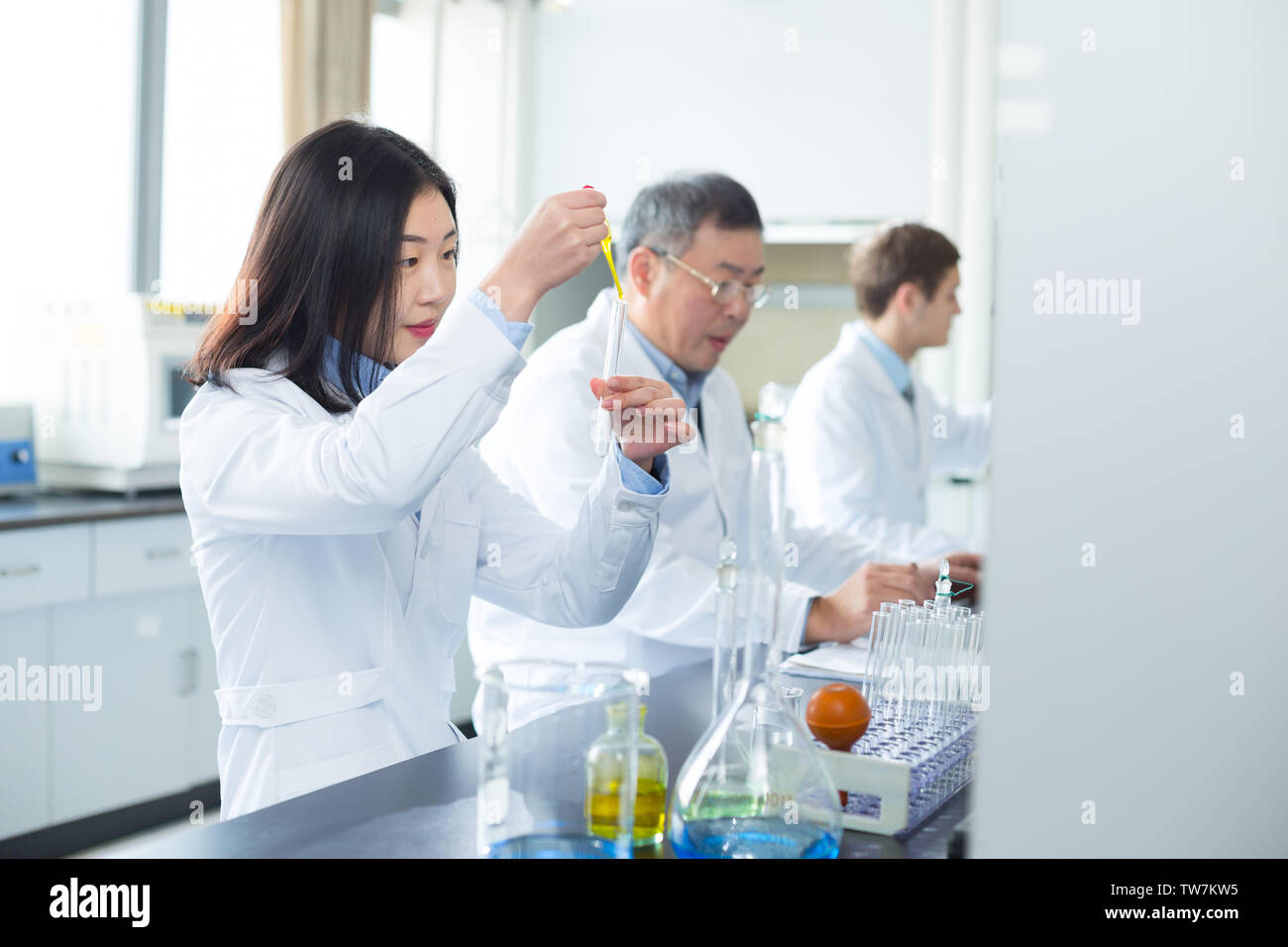 people doing chemical experiment in modern lab Stock Photo - Alamy
