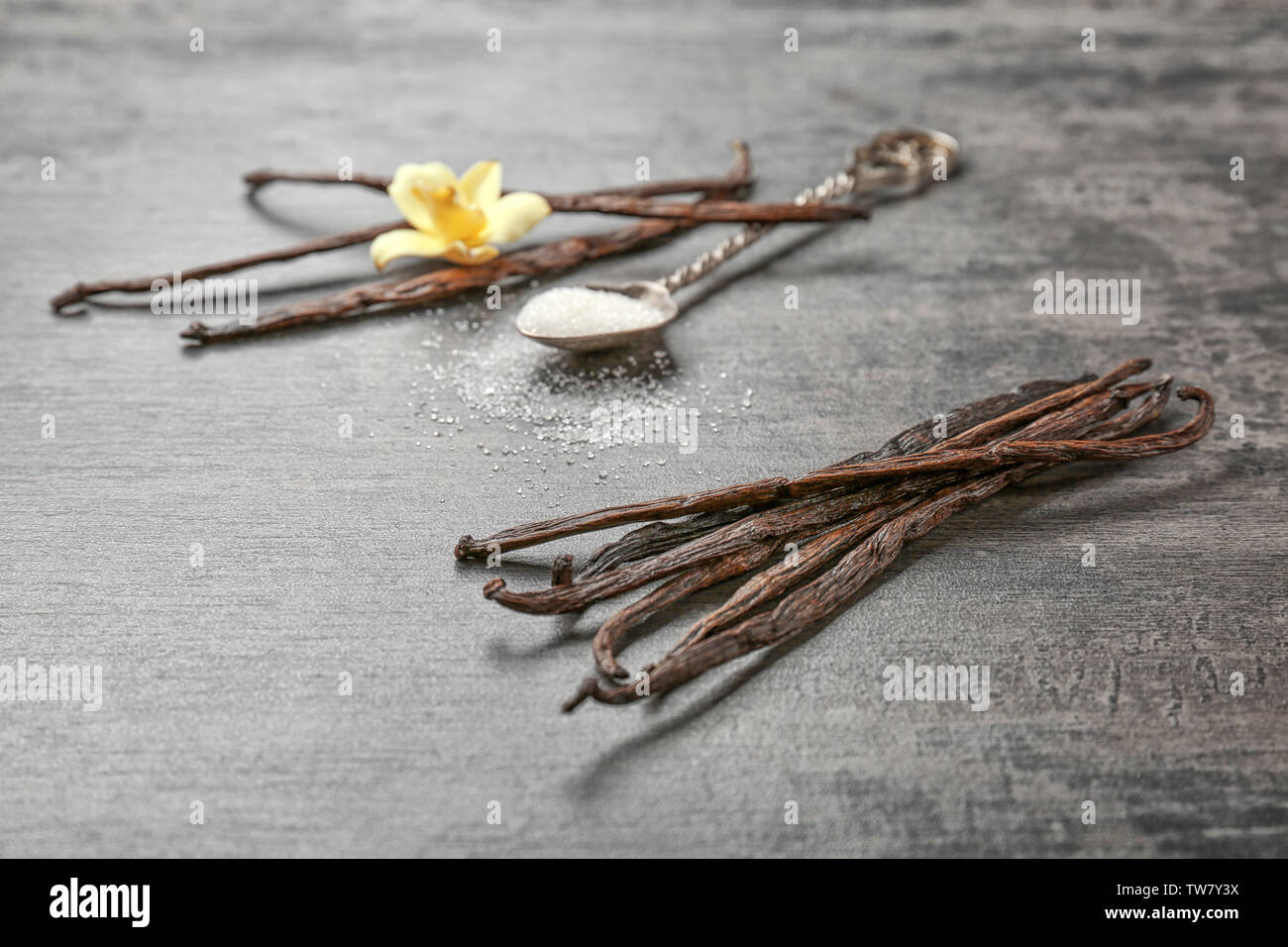 Fresh and dried vanilla pods hi-res stock photography and images - Alamy