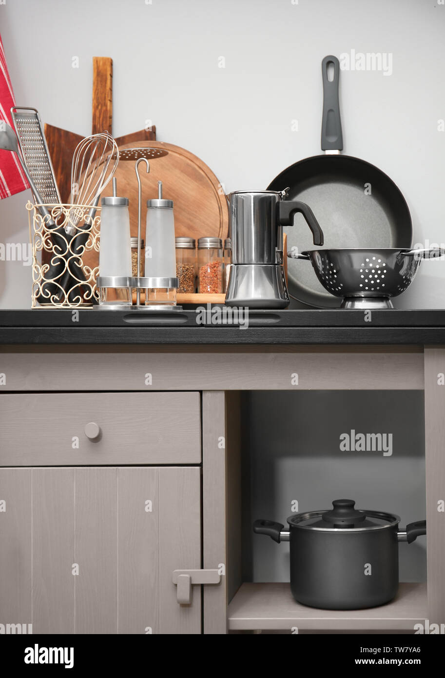 Kitchen drawers with kitchen implements hi-res stock photography and ...