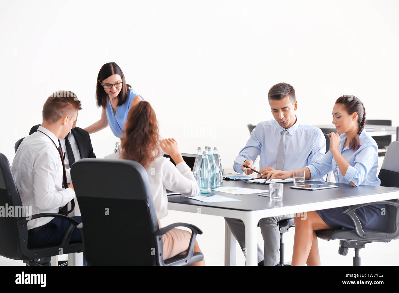 Team young consulting experts hi-res stock photography and images - Alamy