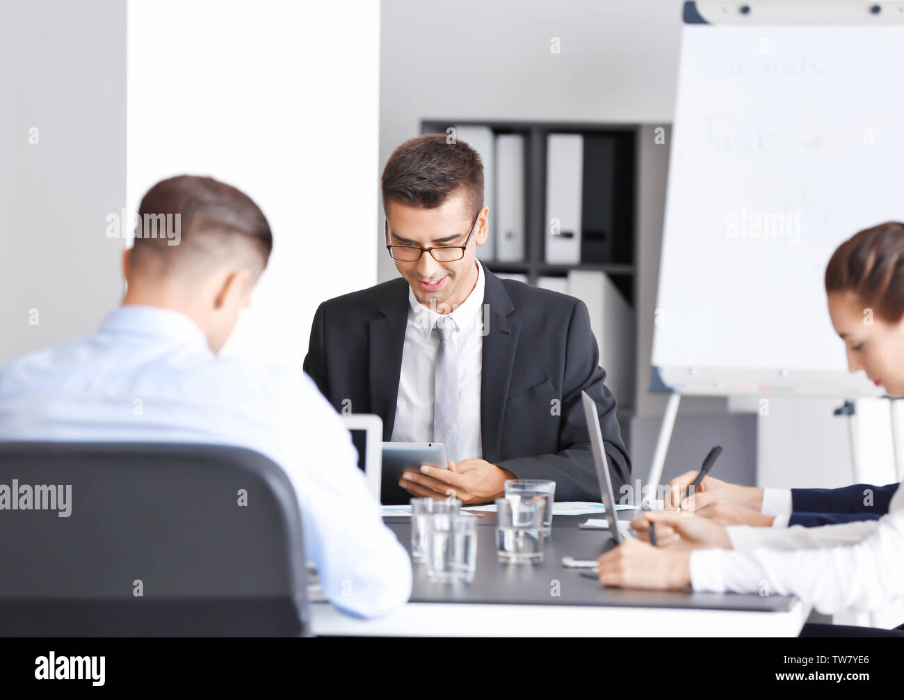 Team young consulting experts hi-res stock photography and images - Alamy