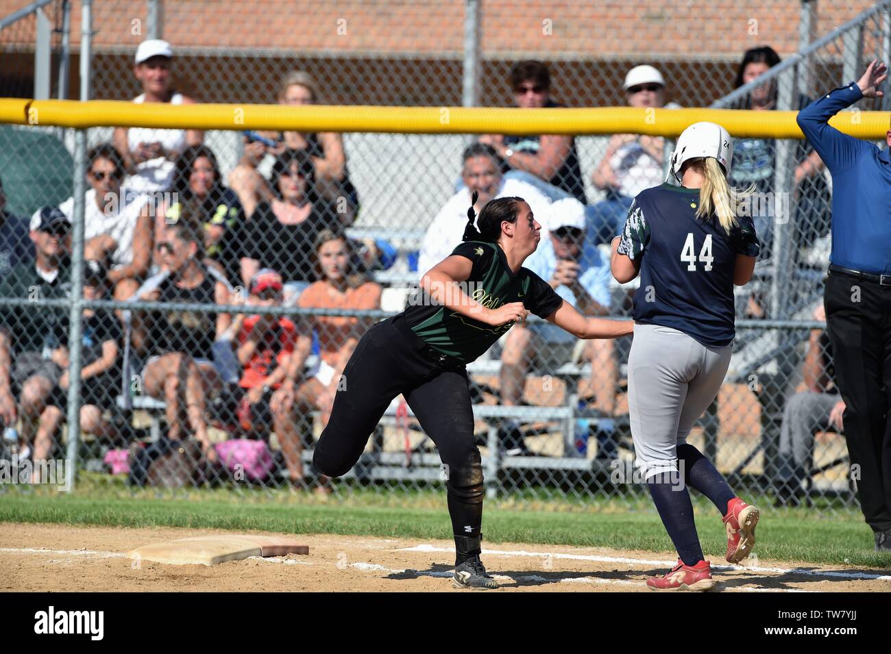 First base softball player catching hi-res stock photography and images ...