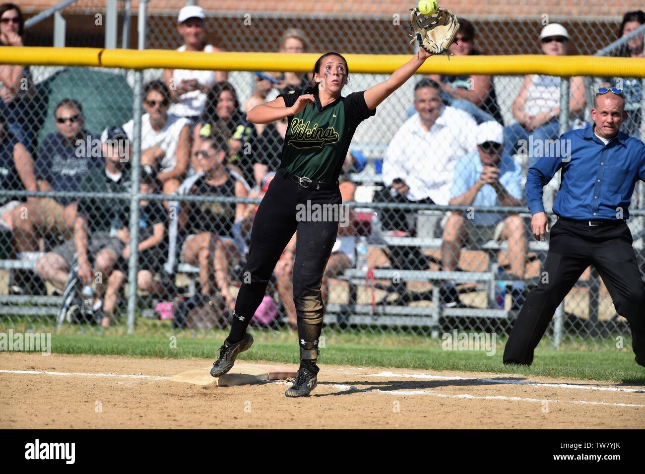 First base softball player catching hi-res stock photography and images ...