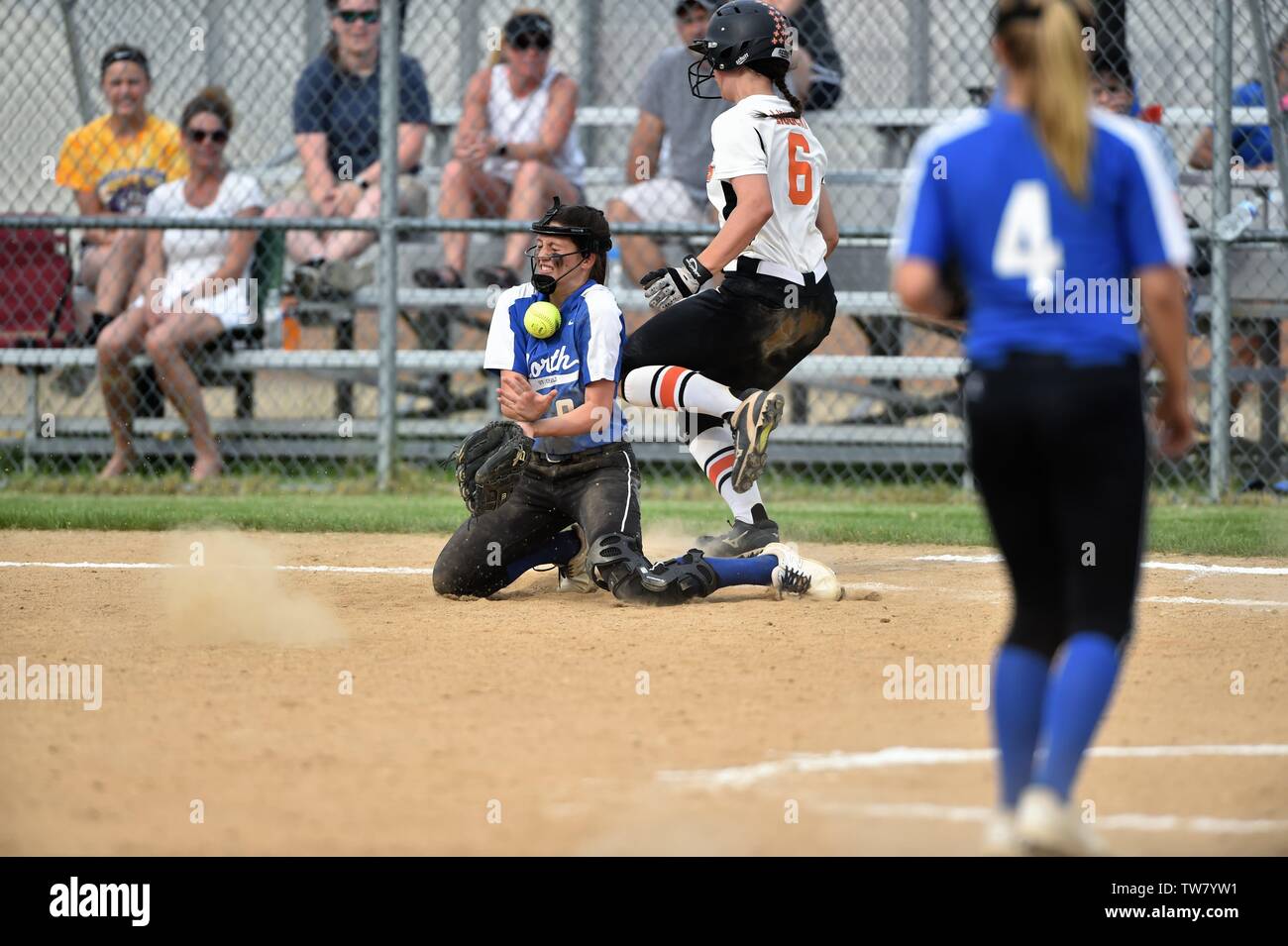 First base softball player catching hi-res stock photography and images ...