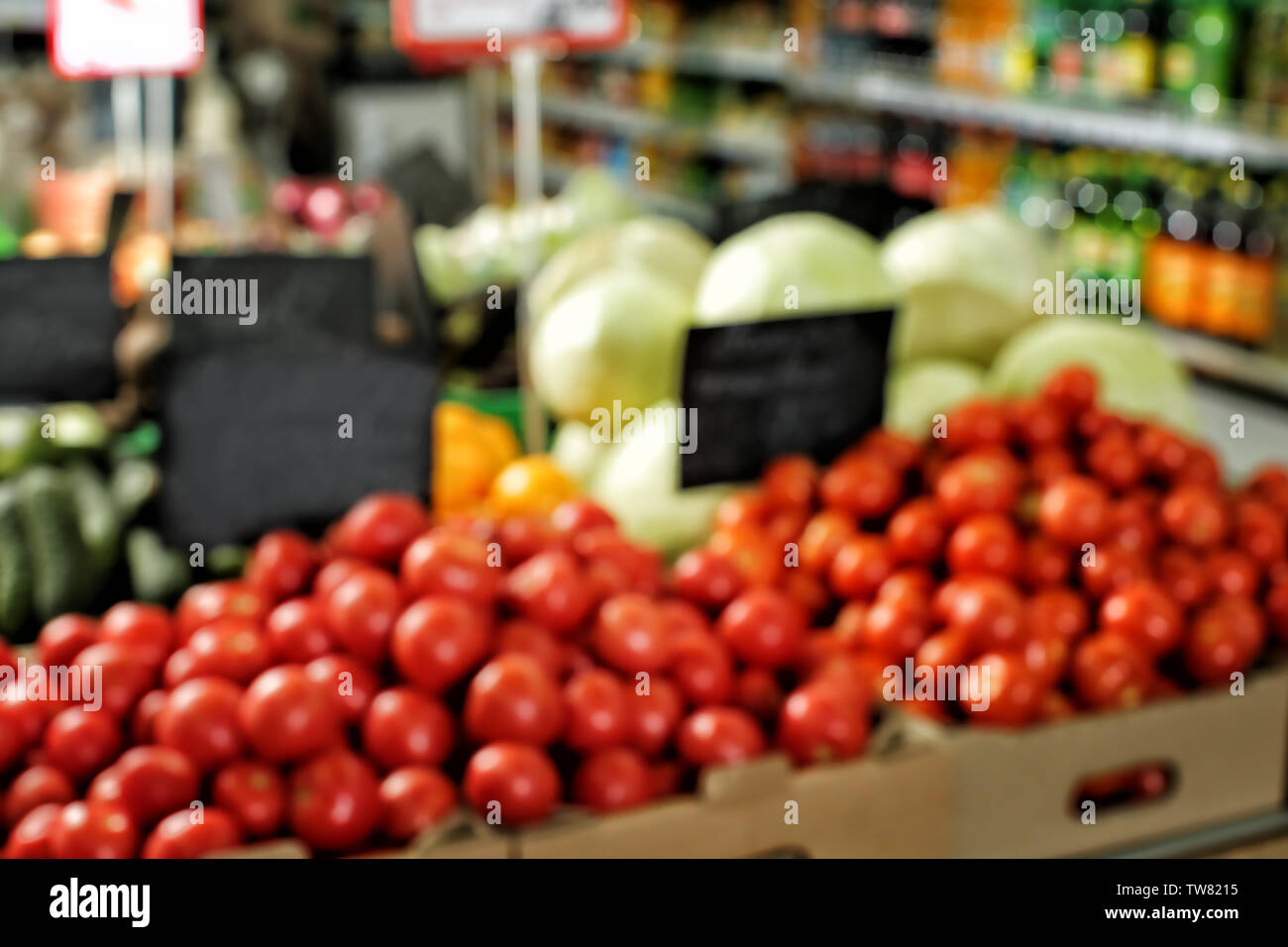 Tomatoes in supermarket hi-res stock photography and images - Alamy
