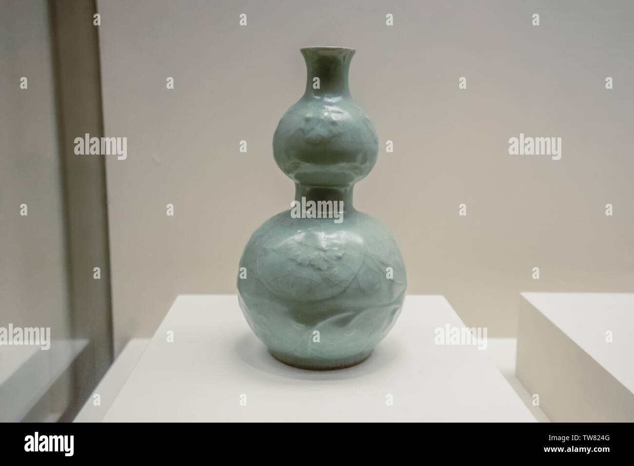 National Museum: Longquan kiln porcelain gourd bottle Stock Photo - Alamy