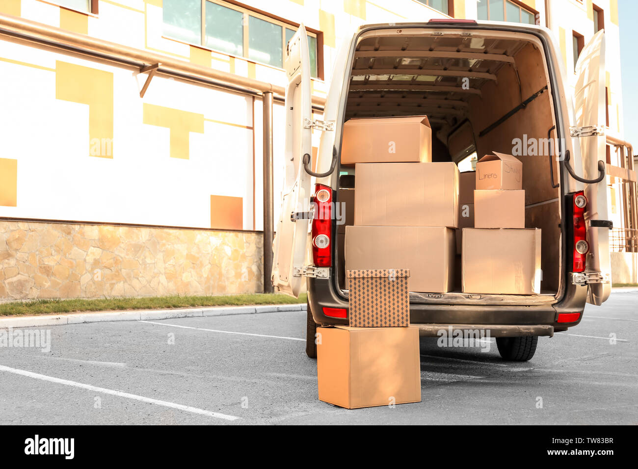 Car moving boxes hi-res stock photography and images - Alamy