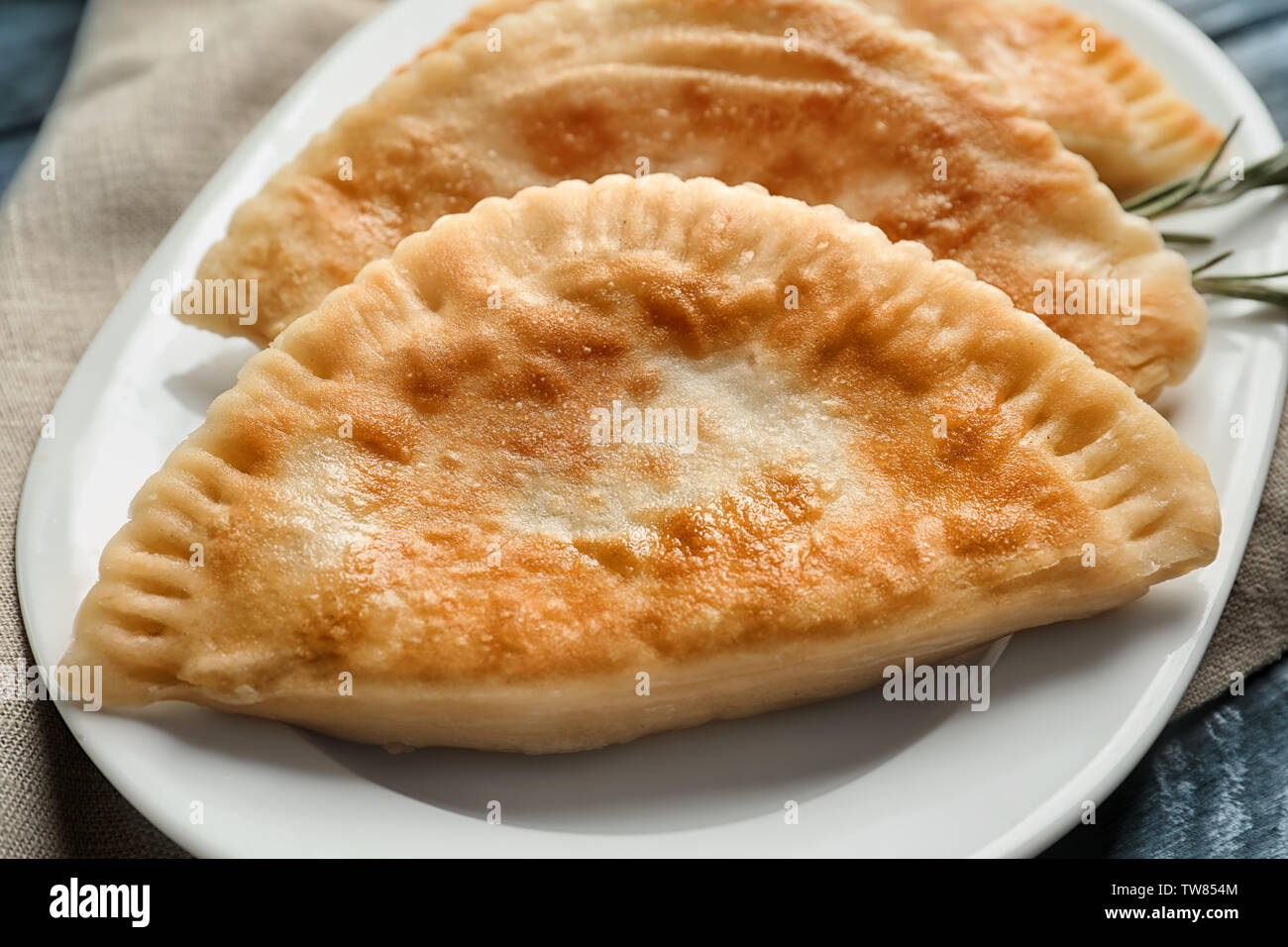 Deep fried samosas hi-res stock photography and images - Alamy