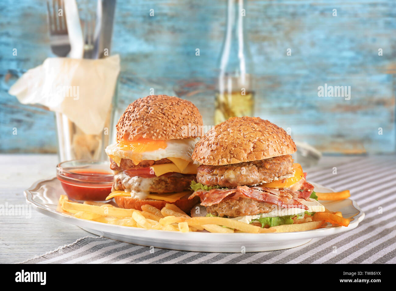 Beef burgers on kitchen table hi-res stock photography and images - Alamy