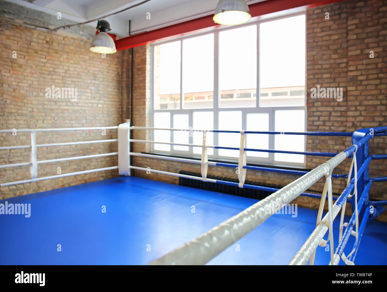 Empty boxing ring hi-res stock photography and images - Alamy