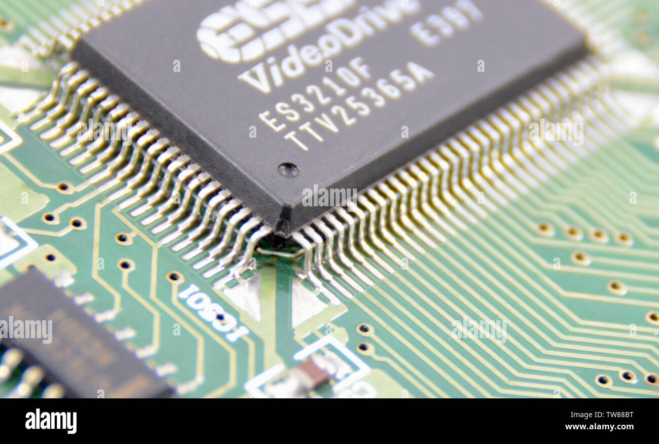 Microscopic circuits hi-res stock photography and images - Alamy