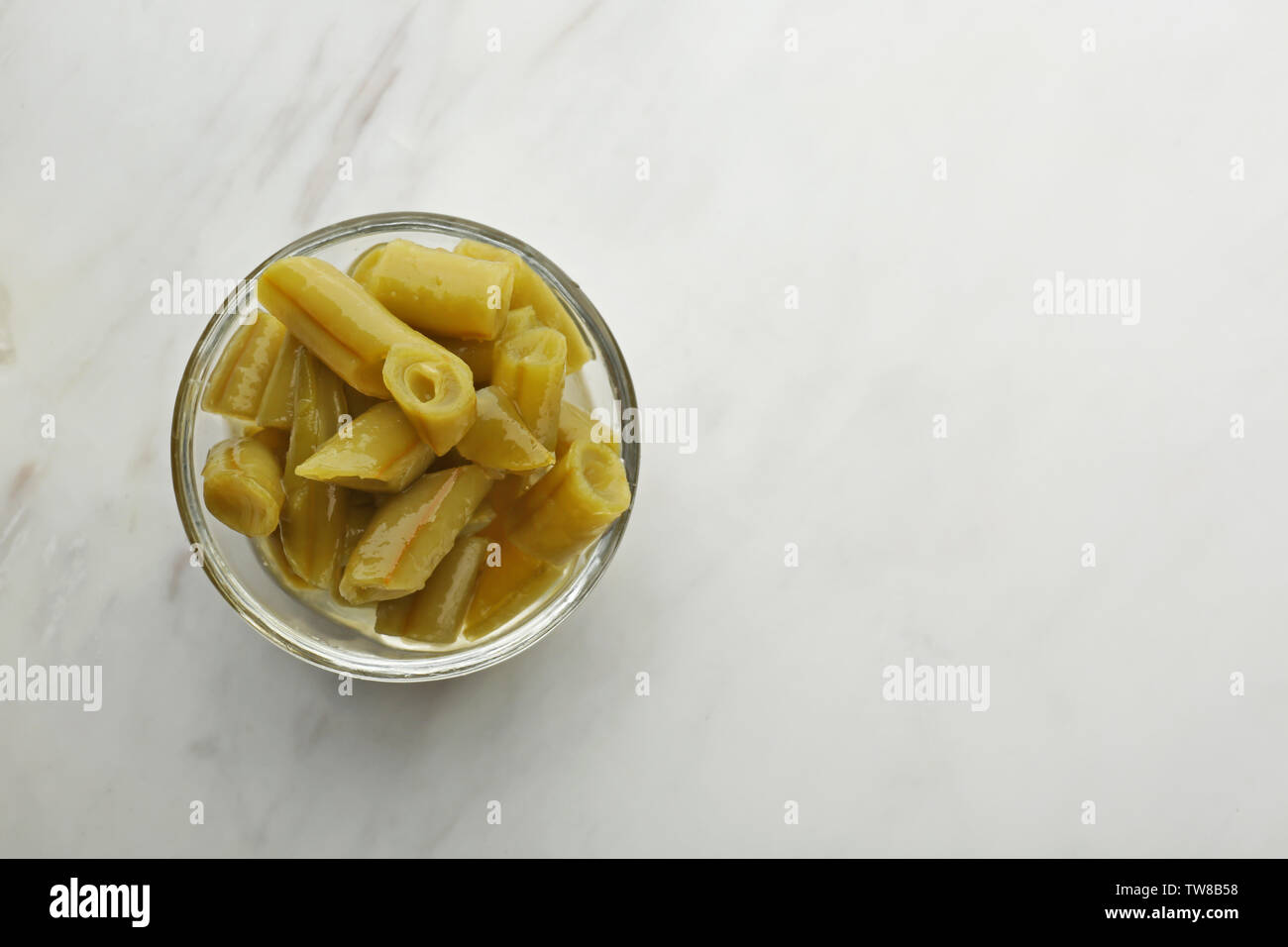 Small bowl with canned green beans on light background Stock Photo - Alamy