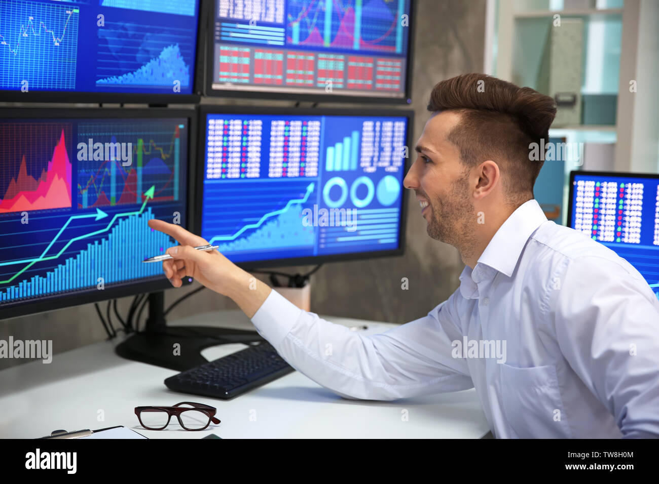 Trader monitors stock market hi-res stock photography and images - Alamy